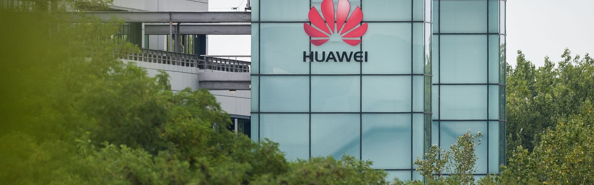 In a Win for the U.S., the U.K. Moves to Oust Huawei From Its 5G Rollout